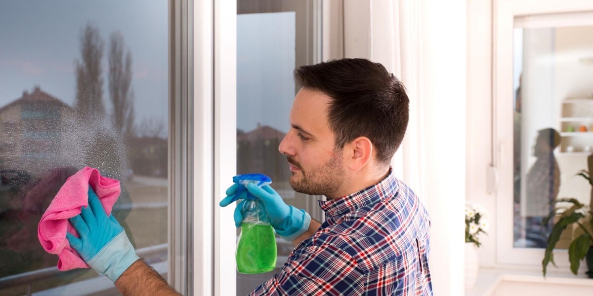 Nettoyer les vitres sans trace : nos conseils